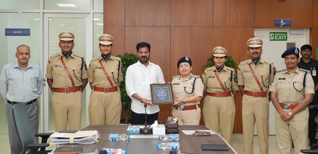 Probationary IPS Officers Call on Chief Minister Revanth Reddy ...